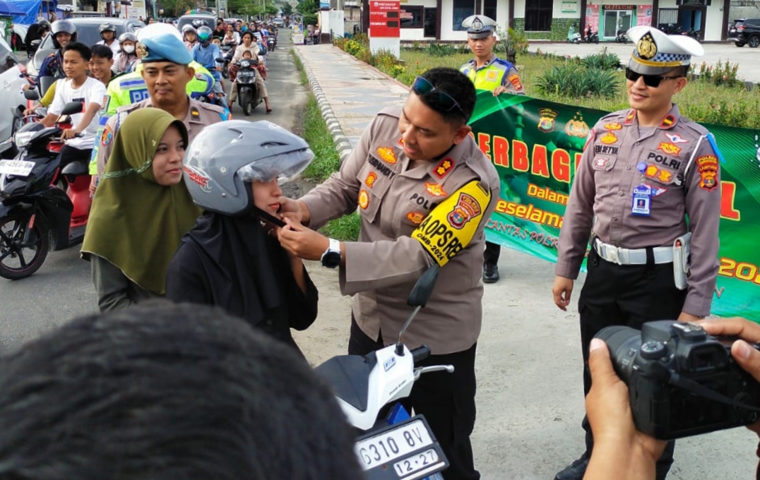 Operasi Keselamatan Krakatau 2024, Polres Lamsel Bagi Helm dan Takjil ke Pengendara - BeritaPro.Net